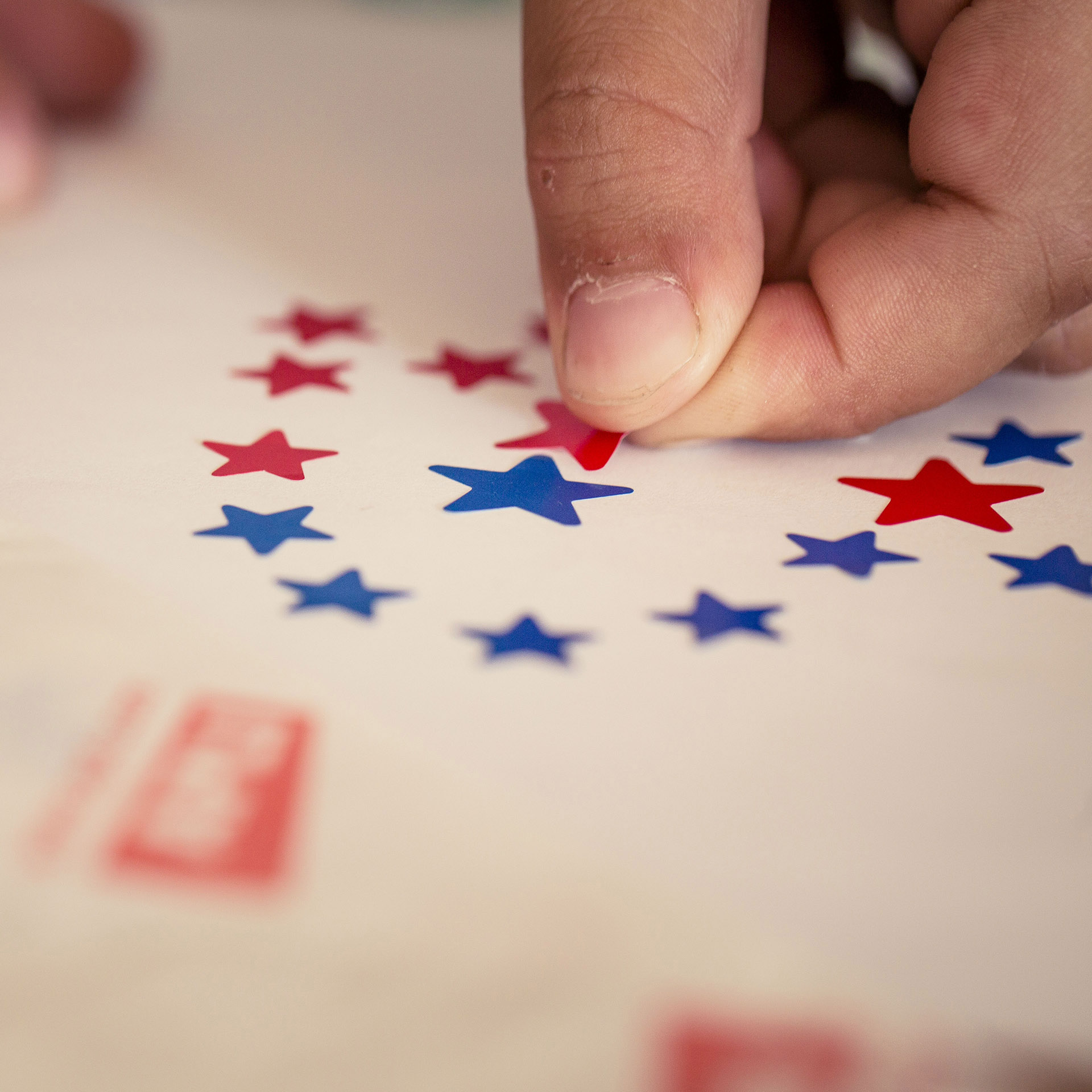 Rouleau gommettes étoiles 12,5 et 19,5 mm rouges | APLI